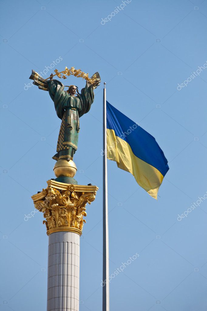 The Independence monument and ukrainian flag in Kiev, Ukraine, E ...