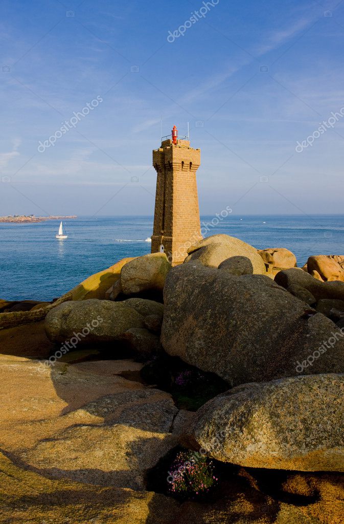 Faro de Pors Kamor, Ploumanac 'h, Bretaña, Francia — Foto de stock ...