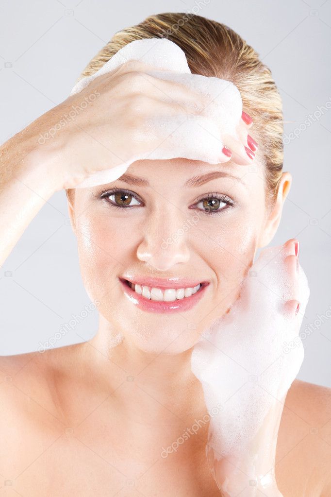 Mujer Joven Lavándose La Cara Con Espuma Fotografía De Stock