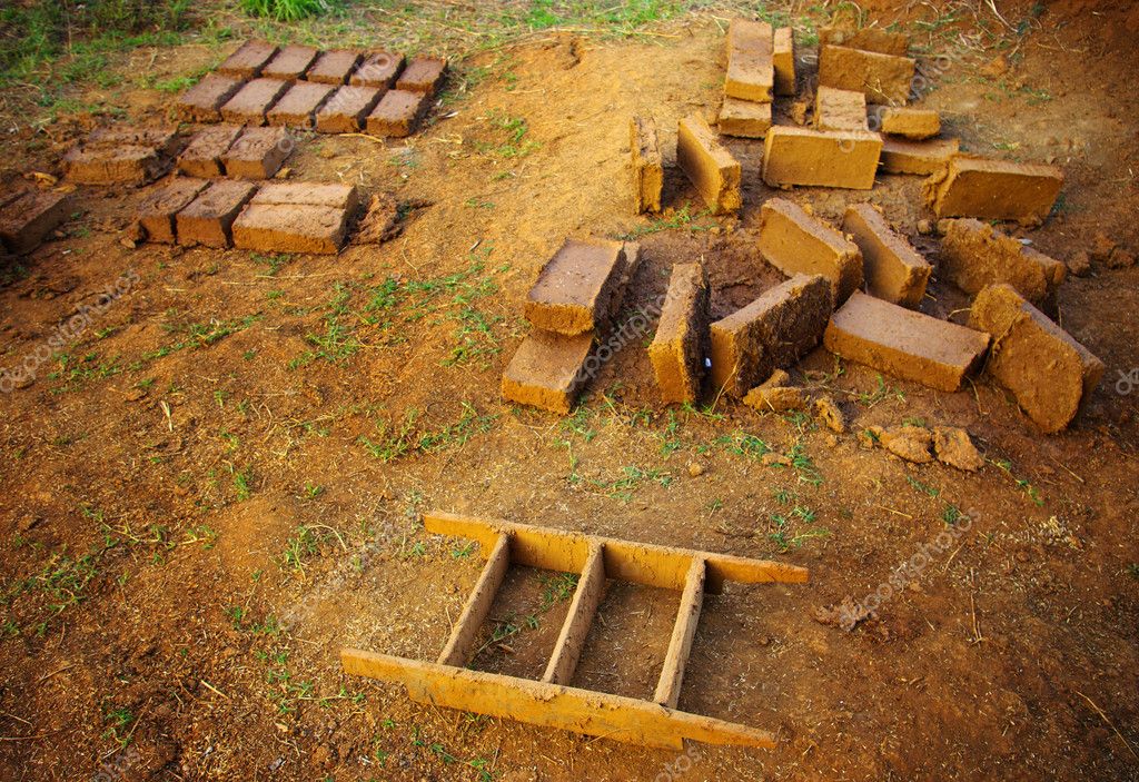 Tijolo de barro para construir a casa de barro fotos, imagens de ...