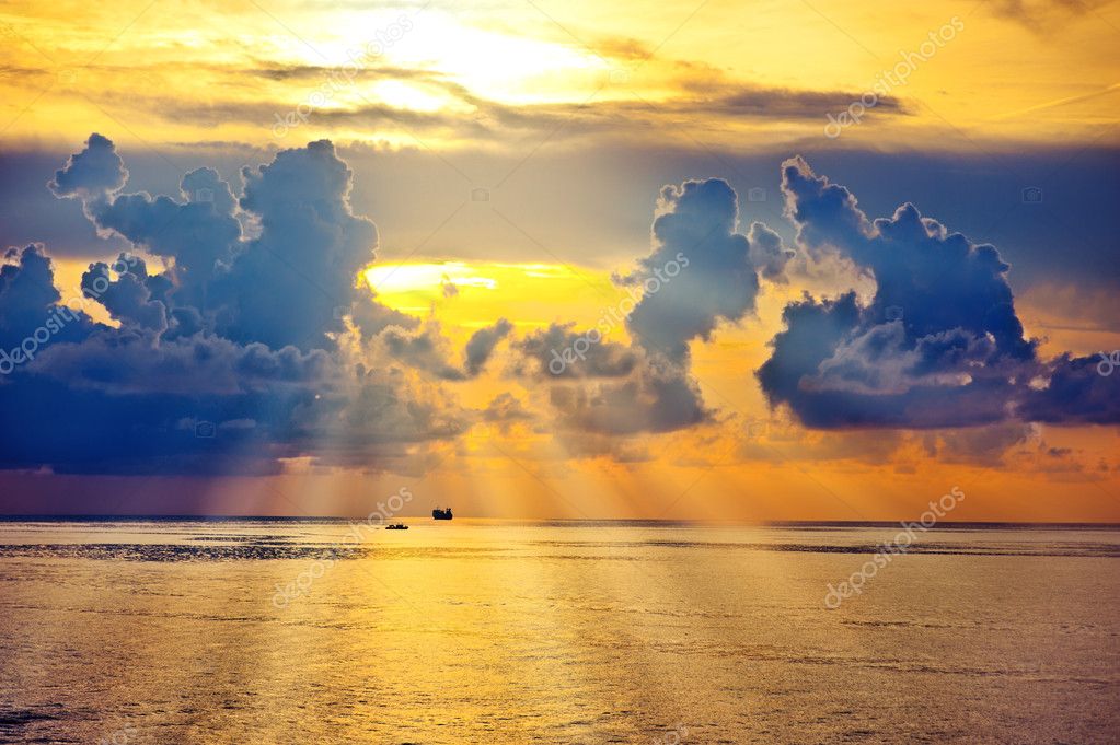 Lindo nascer do sol no mar ou oceano — Fotografia de Stock #11794994