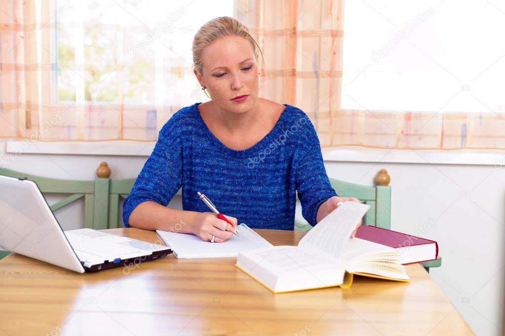 Estudiante estudiando para su grado 2024