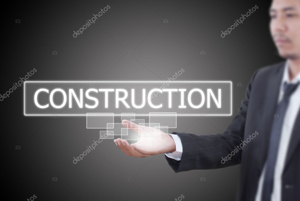 Empresario sosteniendo palabra de construcción en la pizarra ...