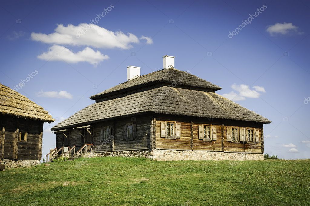 Beautiful restored old style russian farmhouse with thatch roof — Stock ...