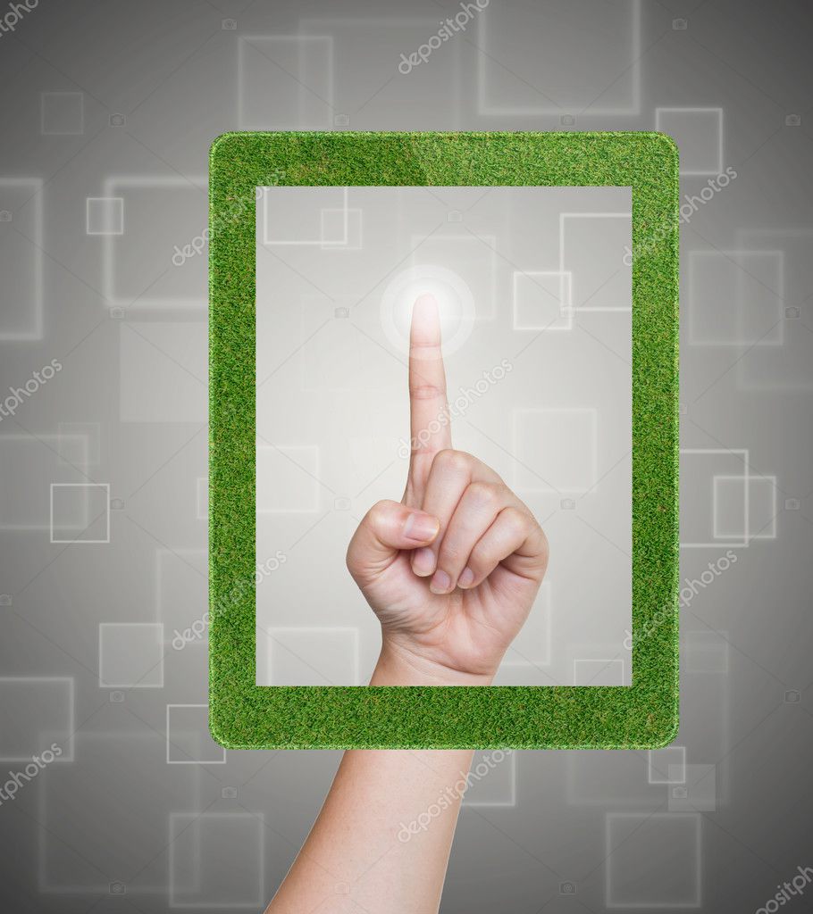 Mano empujando la tableta en una interfaz en blanco pantalla táctil ...