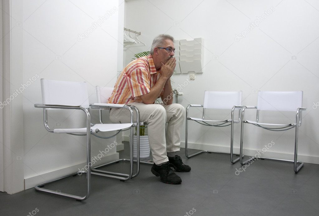 homem sentado e esperando na sala de espera — Fotografias de Stock ...