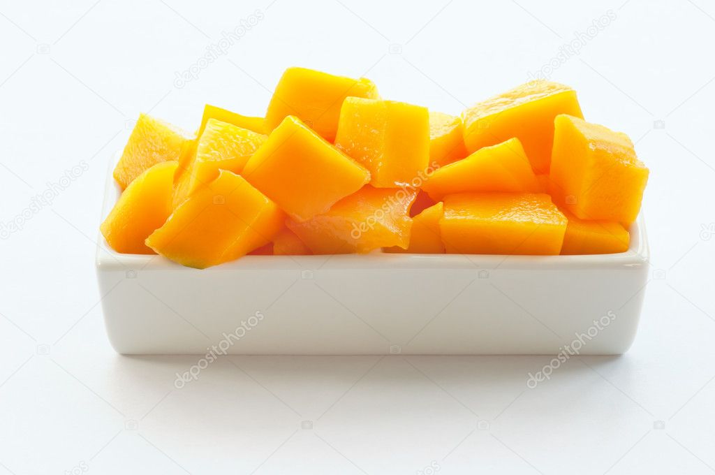 Cubos de mango en un plato blanco 01: fotografía de stock ...