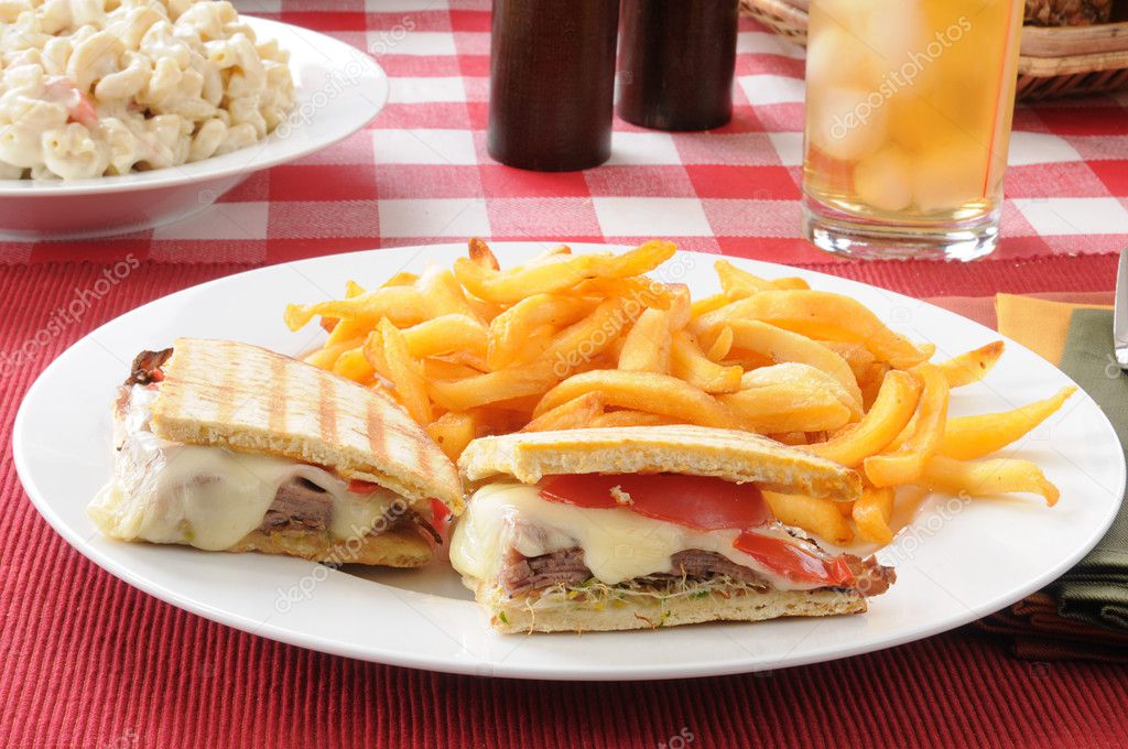 Panini de carne asada con papas fritas 2023