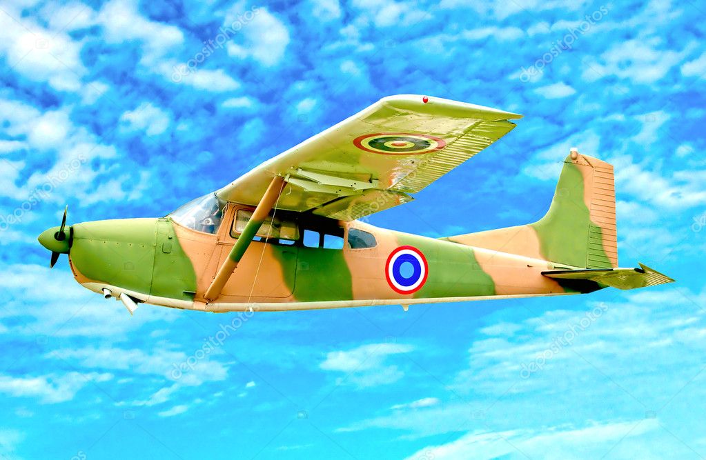 el plano Vintage de la guerra mundial sobre el fondo azul del cielo 2023