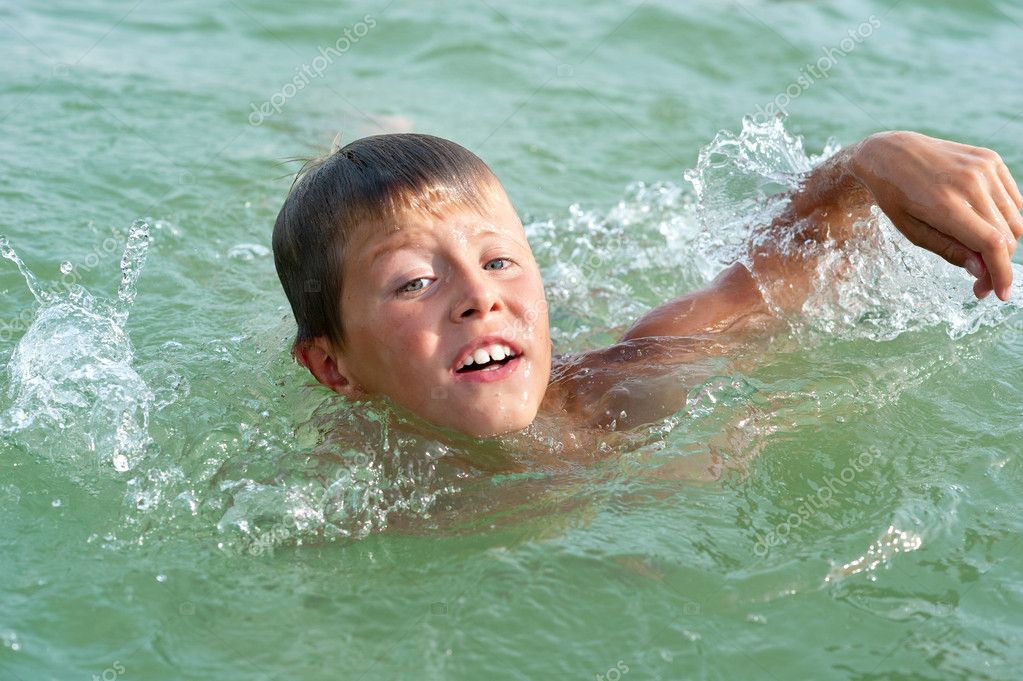 niño nadando — Fotos de Stock © fotokostic #11637265