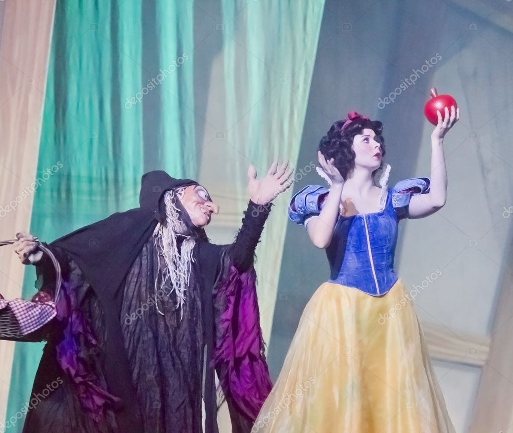 Snow White with the Apple from the Witch — Stock Editorial Photo ...